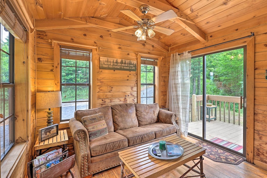 Quaint Log Cabin W/ Views Near West Jefferson - North Carolina