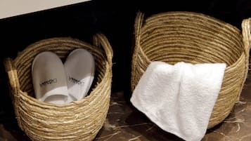 Quarto Duplo Deluxe, 1 cama king-size | Casa de banho | Um polibã, um chuveiro fixo, produtos de higiene exclusivos