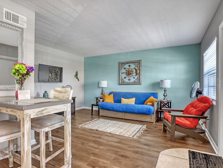 Right On The Beach!! Rockets And Cruise Ships! Kid And Pet Friendly, 2br. - Cape Canaveral, FL