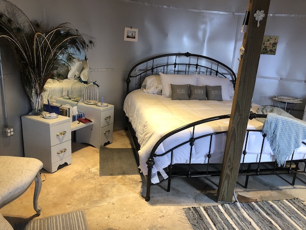The Peacock Room - Rustic Farm Stay In A Grain Bin - Oklahoma
