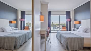 Quarto Standard | Edredões de penas, minibar, cofre no quarto, secretária