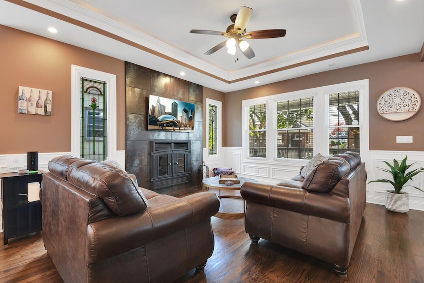 5 Star Upscale Entire Family Neighborhood Home - The Carousel, Brookfield