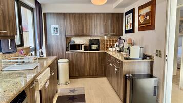 Apartamento | Cozinha privada | Um frigorífico, um micro-ondas, um forno, uma placa de cozinha