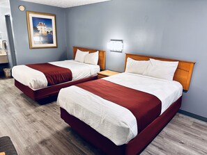 Quarto, 2 camas de casal, para fumantes | Escrivaninha, ferros/tábuas de passar roupa, Wi-Fi de cortesia