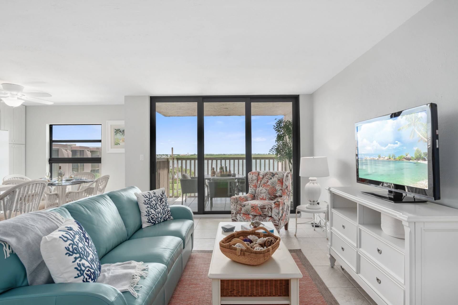 Top Floor Waterfront ~Watch Dolphins; Resort Amenities & Wifi ~Walk To Great Dining, Shops - Marco Island, FL