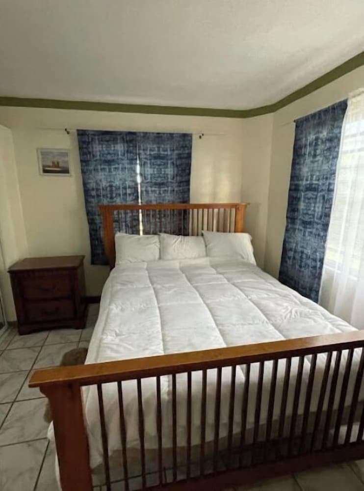 “Bayleaf Villa” Therapeutic Spot Nestled On A Hillside With Amazing Views. - Kingshill