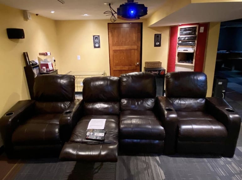 Family Fun House - Large Fenced In Backyard, Theater, Bean Bag Lounge - Appleton, WI