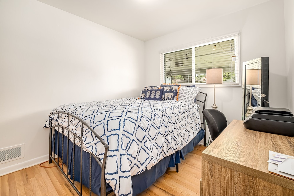 Beautiful Updated Home On Dahlia St Central Denver W/ Big Yard - Centennial, CO