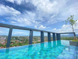 Piscina exterior, espreguiçadeiras