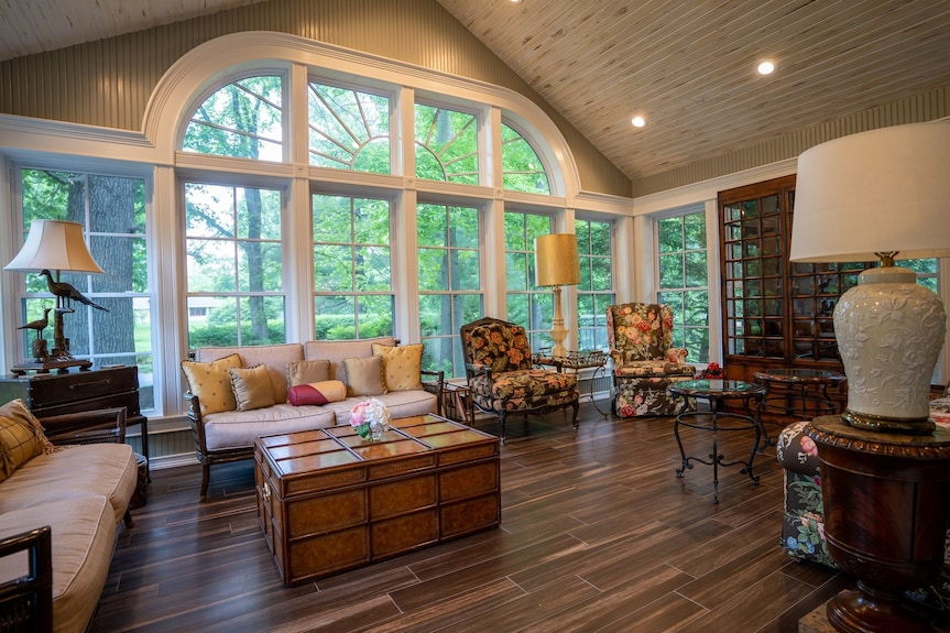 Beautiful Home With Hot Tub, Community Pool, And Screened In Porch - Carbondale, IL