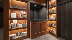 Uma biblioteca moderna com estantes de madeira e um balcão central.