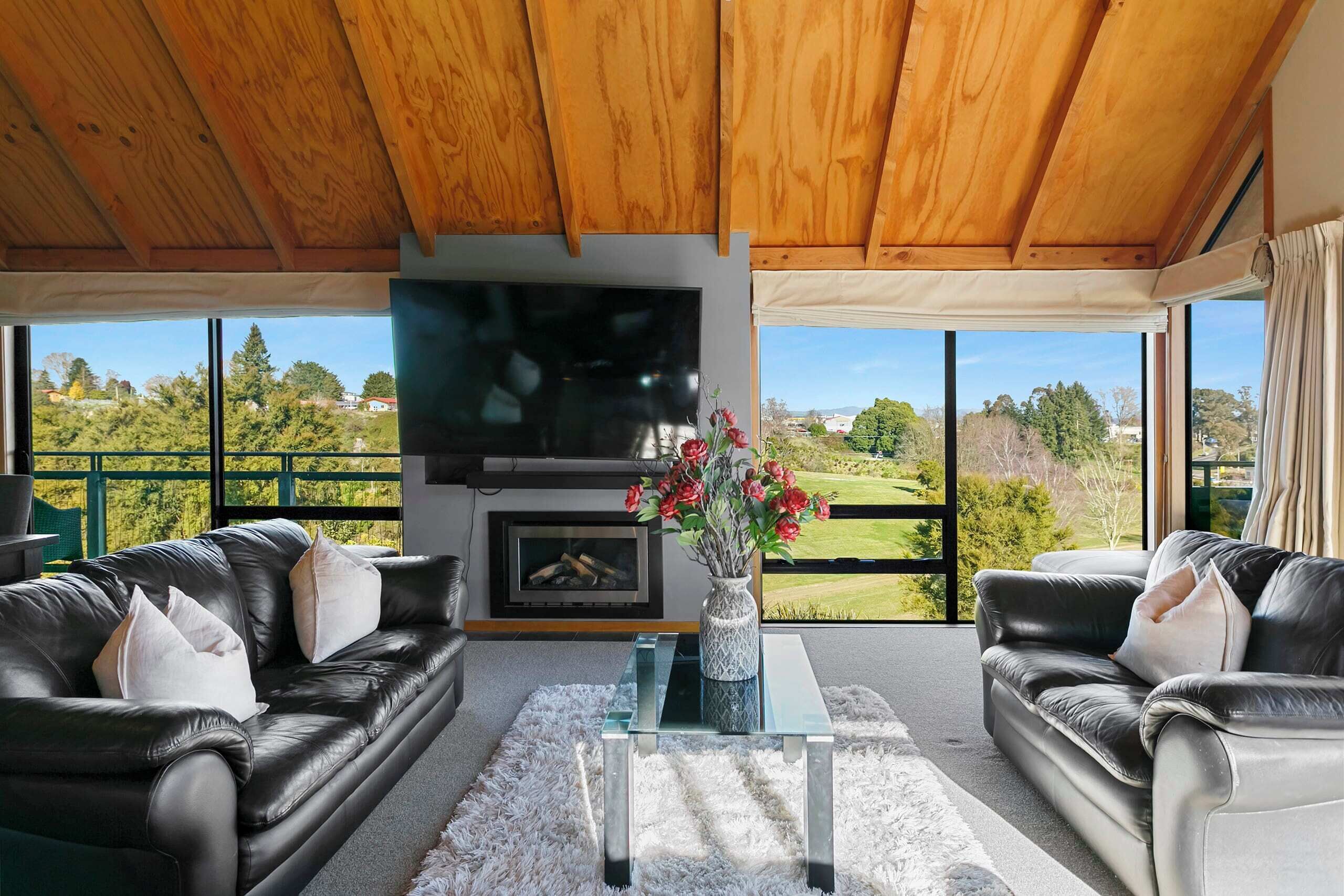 Secluded Hideaway - Great Views - Taupo