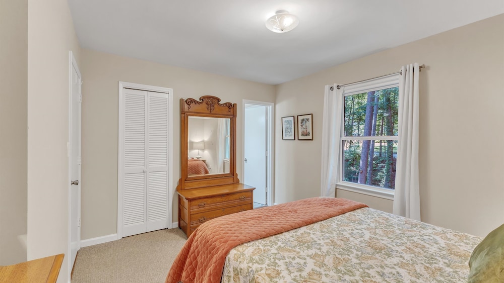 No Cleaning Fee! - Longer Stay Discounts! Backyard Chickens! - Apex, NC