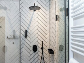 Quarto casal premium | Banheiro | Chuveiro, chuveiro com efeito de chuva, produtos de toalete grátis 