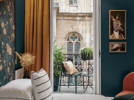 Quarto Deluxe (Vue Jardin ou Ville) | Minibar, cofre no quarto, Wi-fi grátis, roupa de cama fornecida 