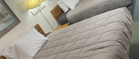 Quarto Duplo Económico, 2 camas de casal, não fumadores | 2 quartos, minibar, secretária adequada para computadores portáteis