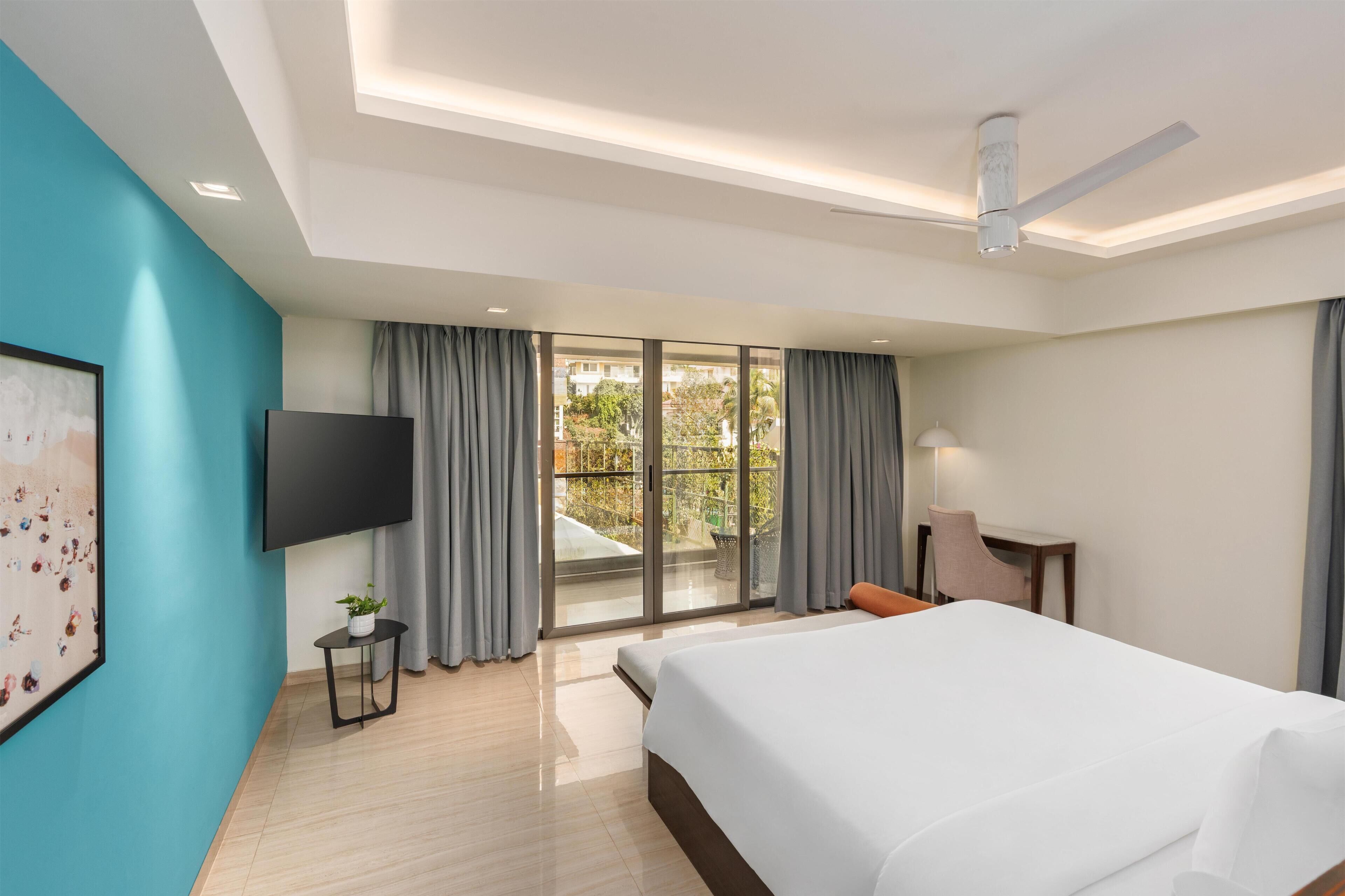 Minibar, cofre com capacidade para portátil, secretária 