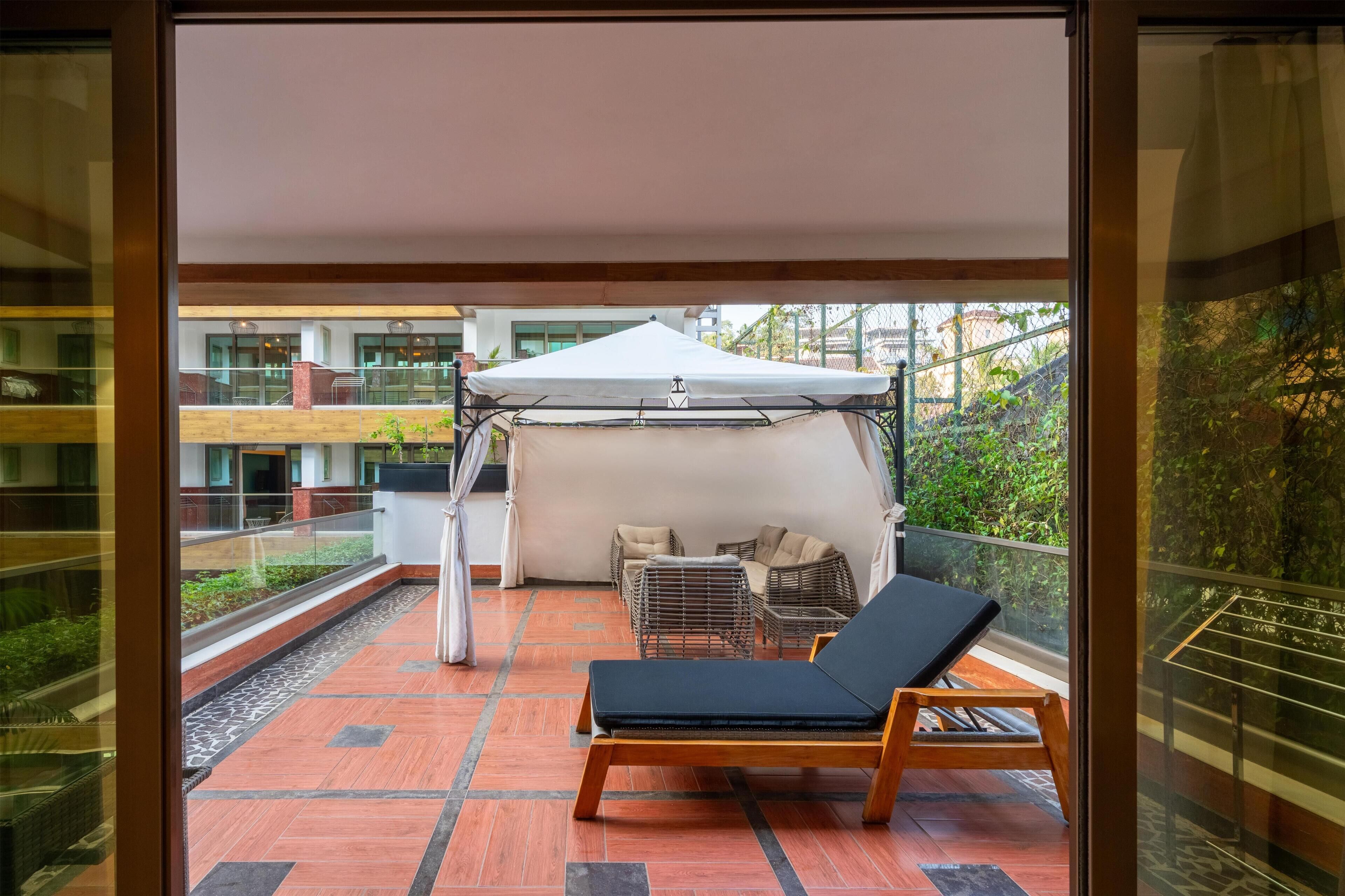 Suite Júnior, vista para a piscina | Minibar, cofre com capacidade para portátil, secretária 