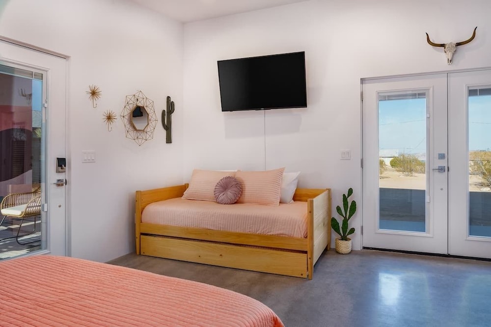 7 Min To Jtnp +Hot Tub +Pergola +Modern Tiny House - Joshua Tree