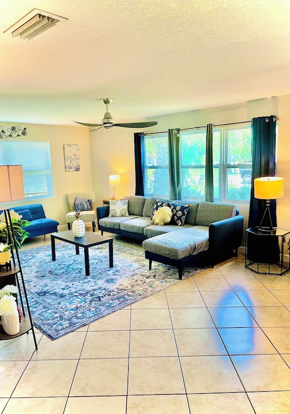 Pool House 3 Miles From The Beach - Daytona Beach, FL