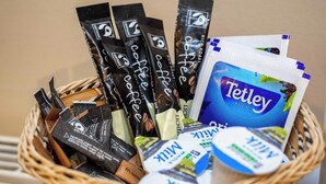 Uma cesta com diversos produtos de café e leite.