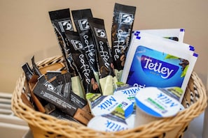 Uma cesta com diversos produtos de café e leite.