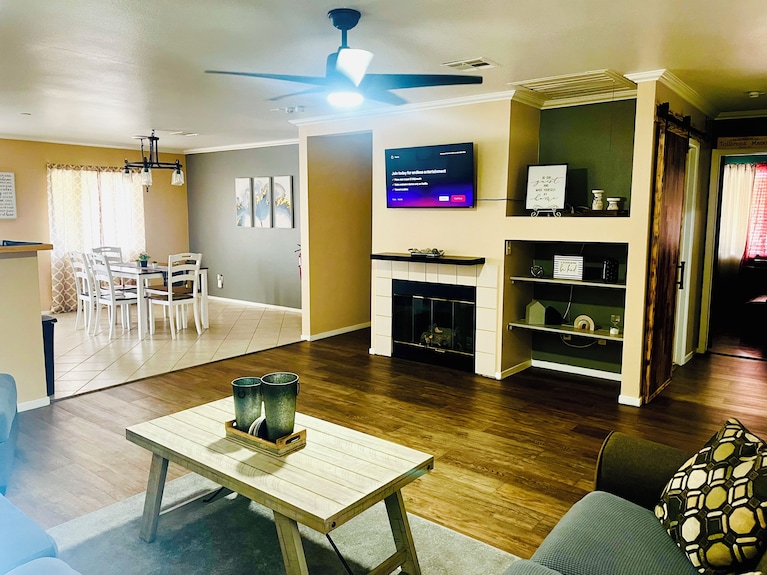 Spacious Entire Home Near Airport And Downtown Perfect For Families & Work Trips - 亨德森