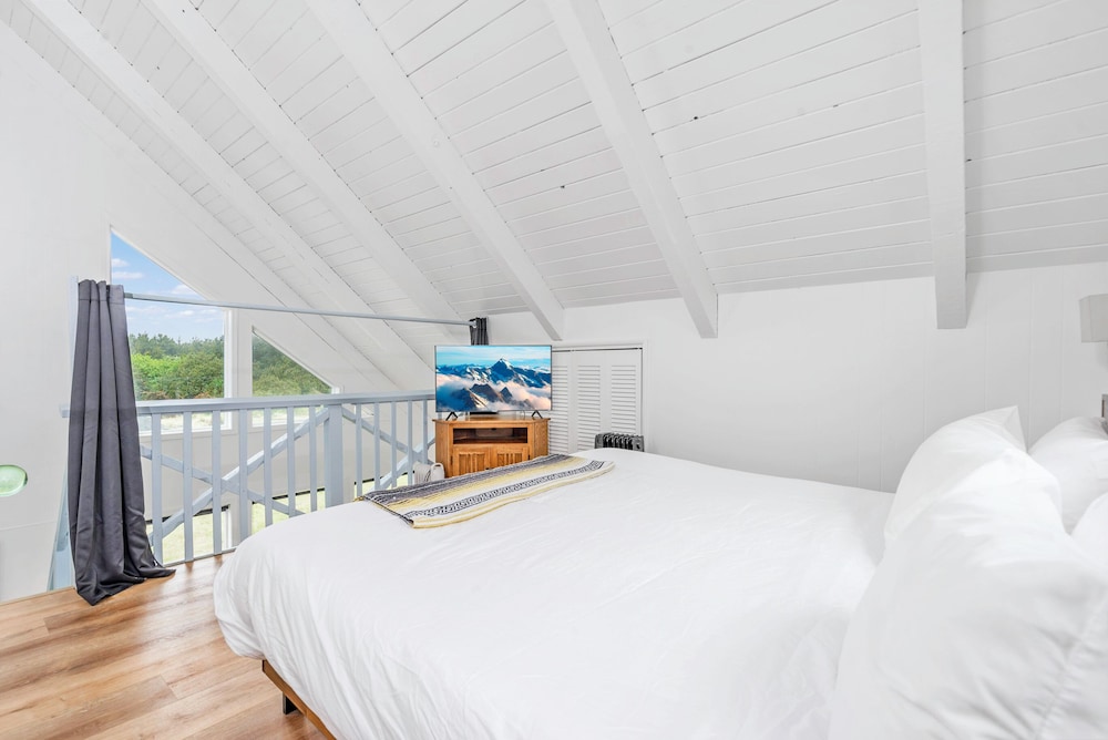 Ocean Shores Cozy Chalet Located Within Steps From The Beach - Washington