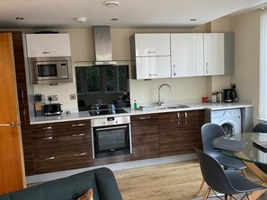 Apartamento de Luxo | Cozinha privada | Um frigorífico/congelador grande, um micro-ondas, um forno 