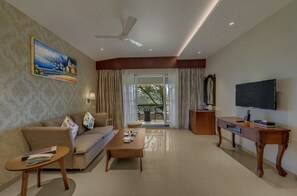 Suite-Estúdio, varanda (Hazel Suite with Bathtub) | Roupa de alta qualidade, minibar, cofre no quarto, secretária 