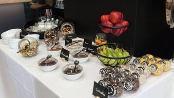 Pequeno-almoço tipo buffet diário (8 EUR por pessoa)