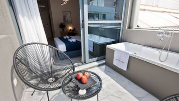 Quarto Deluxe, banheira de hidromassagem grande, Vista para a cidade | Terraço/pátio interior