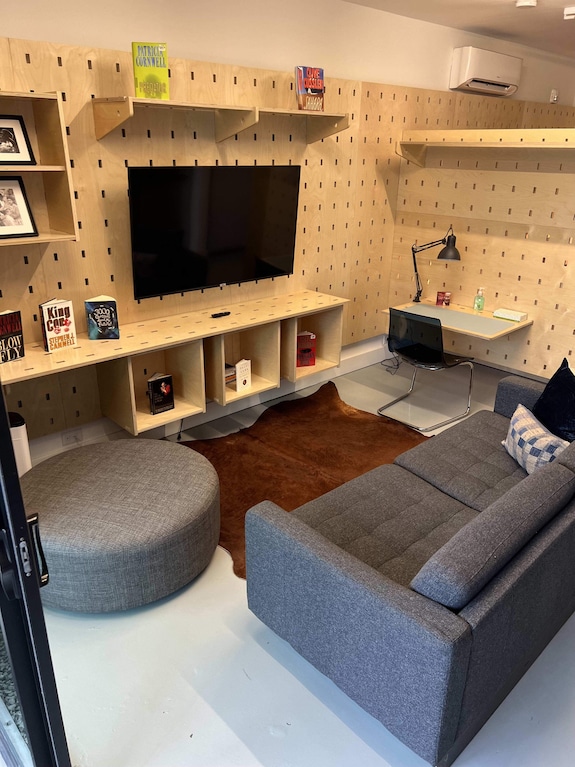 Bardo Lofts Courtyard Suite #110 - Highland Hills - Dallas