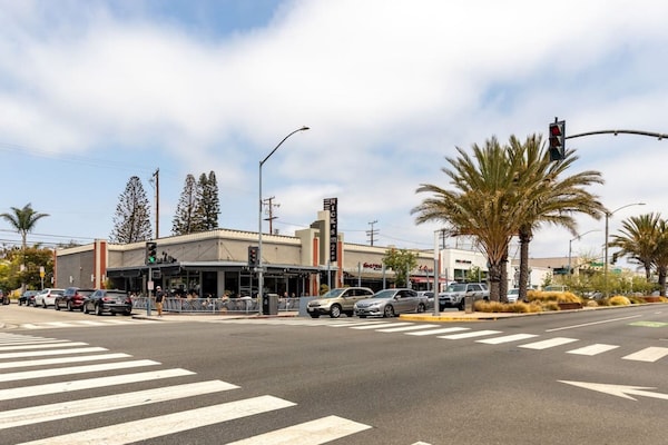 Walk To Restaurants, Nightlife And A Dog-friendly Beach - Los Alamitos, CA
