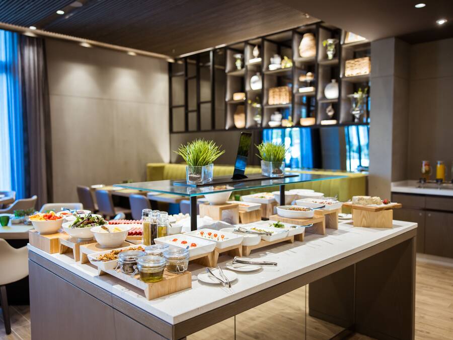 2 restaurantes, com serviço de café da manhã e almoço; culinária vegana