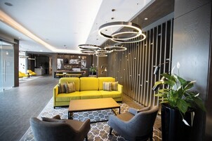 Chuveiro com efeito de chuva, secador de cabelo, roupões de banho 