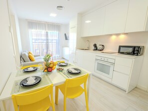 Apartamento conforto, 2 quartos | Escrivaninha, ferros/tábuas de passar roupa, Wi-Fi de cortesia