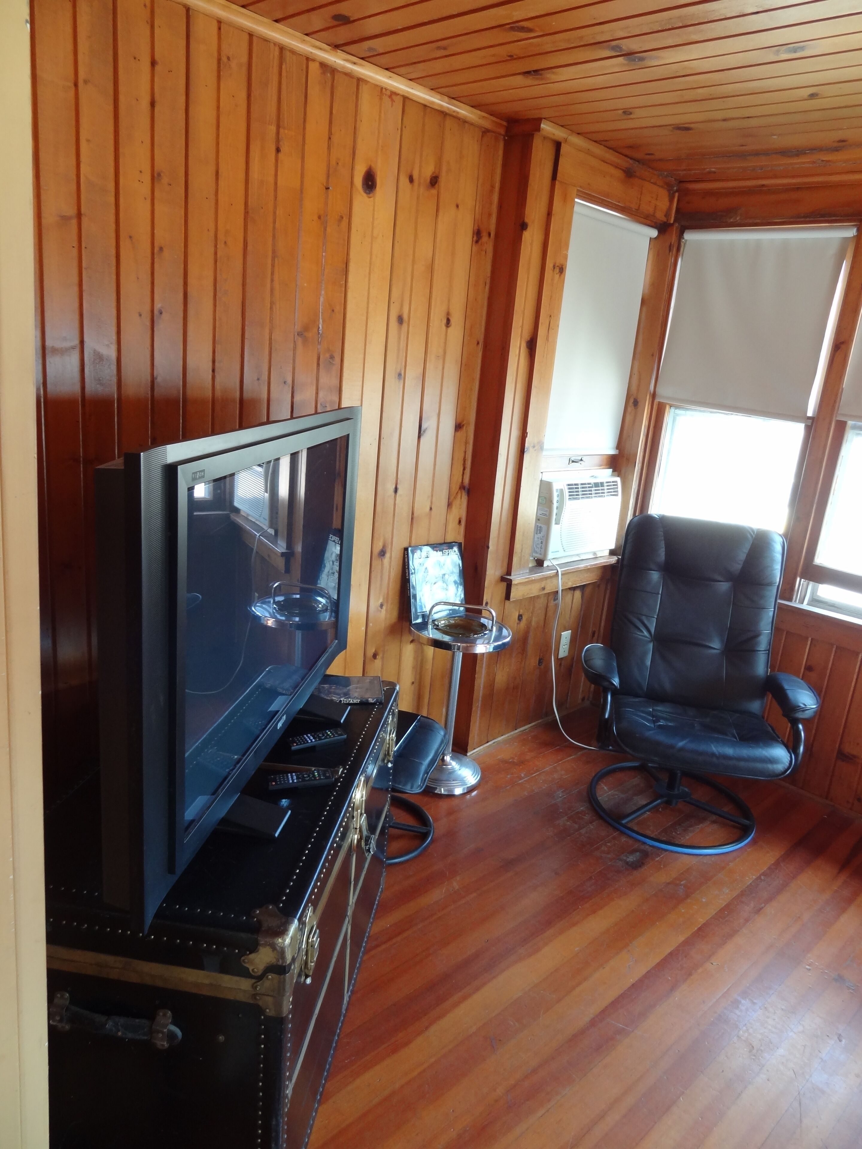 1850 Cabin Home, Waterfall, Family Getaway, Corporate Party,  Weddings - Dubuque, IA