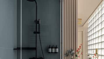 Cosy Studio | Casa de banho | Um polibã, um chuveiro fixo, produtos de higiene exclusivos