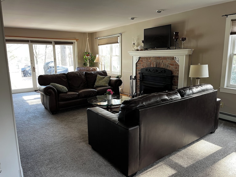 Secluded 2-acre Lakefront Home! Book Your Getaway! - Thompson, CT