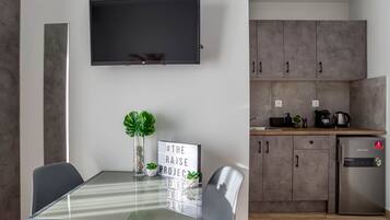 Estúdio Exclusivo (10) | Cozinha privada | Minifrigorífico, uma placa de cozinha, uma máquina de café expresso