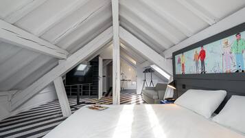 Suite | Cofre no quarto, com decoração personalizada, secretária