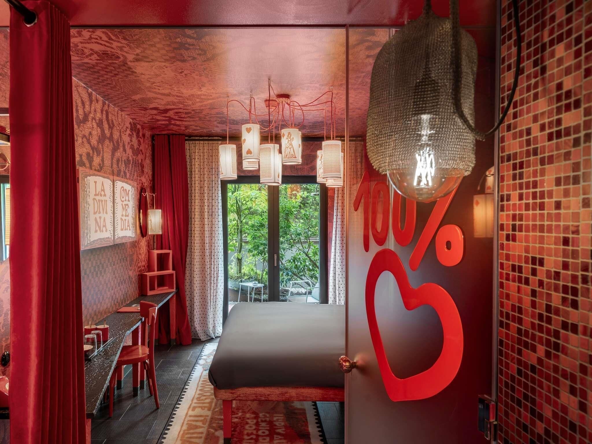 Large Rosso with private Garden | Roupa de alta qualidade, edredões de penas, minibar grátis 
