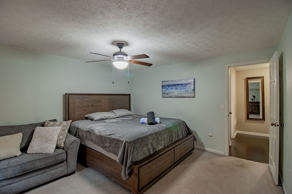 Prime Location With Hot Tub, Pool Table And Sauna - Grove City, OH