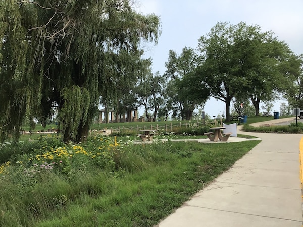 Nestled Just Behind Marquette Park. 5 Minute Walk To Beach. - Portage, IN