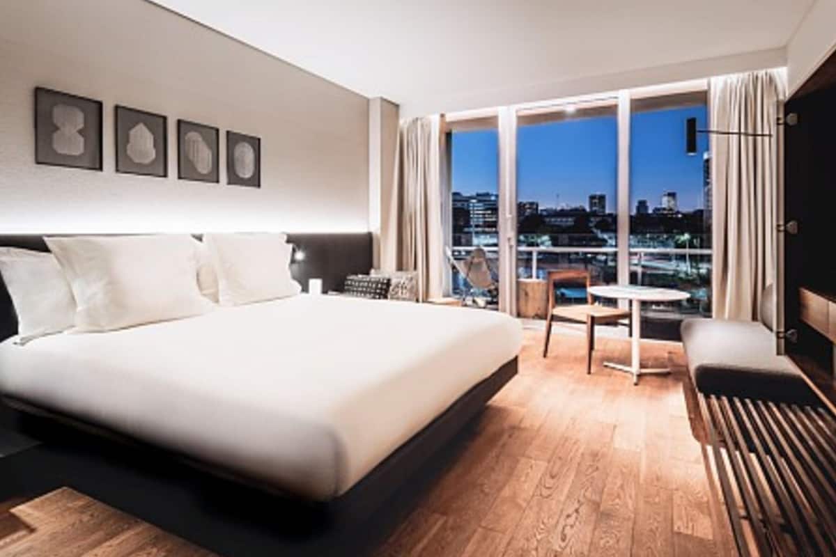 Quarto superior, 1 cama King, vista para o porto | Roupas de cama premium, frigobar, cofres nos quartos