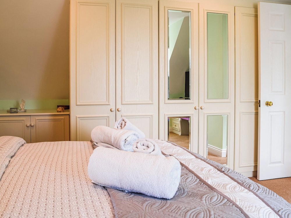 A Spacious Home From Home Within A Few Minutes’ Walk Of The Town Centre. - Northamptonshire