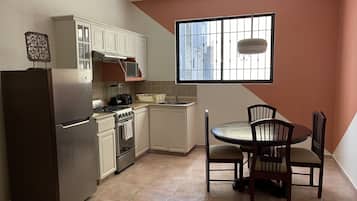 Apartamento Deluxe, 1 cama queen-size | Cozinha privada | Um frigorífico/congelador grande, um micro-ondas, um forno