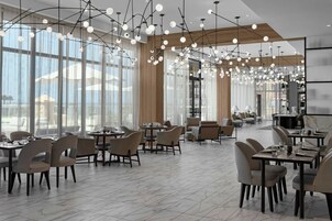 Pequenos-almoços servidos, cozinha americana, junto à piscina 