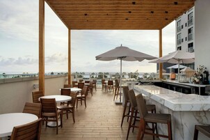 Piscina exterior, espreguiçadeiras 